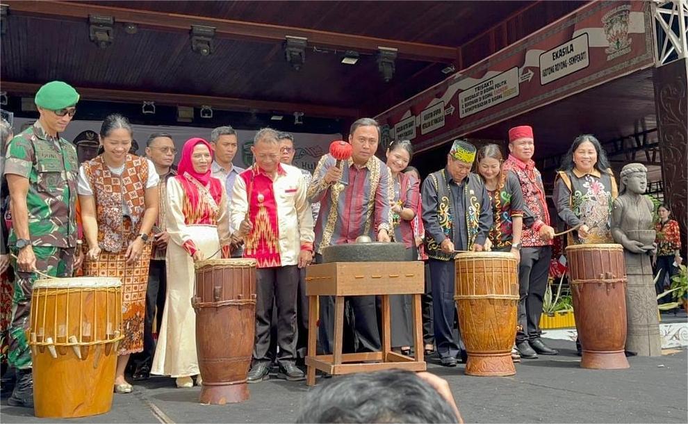 Meriah, Festival Dahau HUT ke-26 Kutai Barat Resmi Dibuka - wartakubar.id
